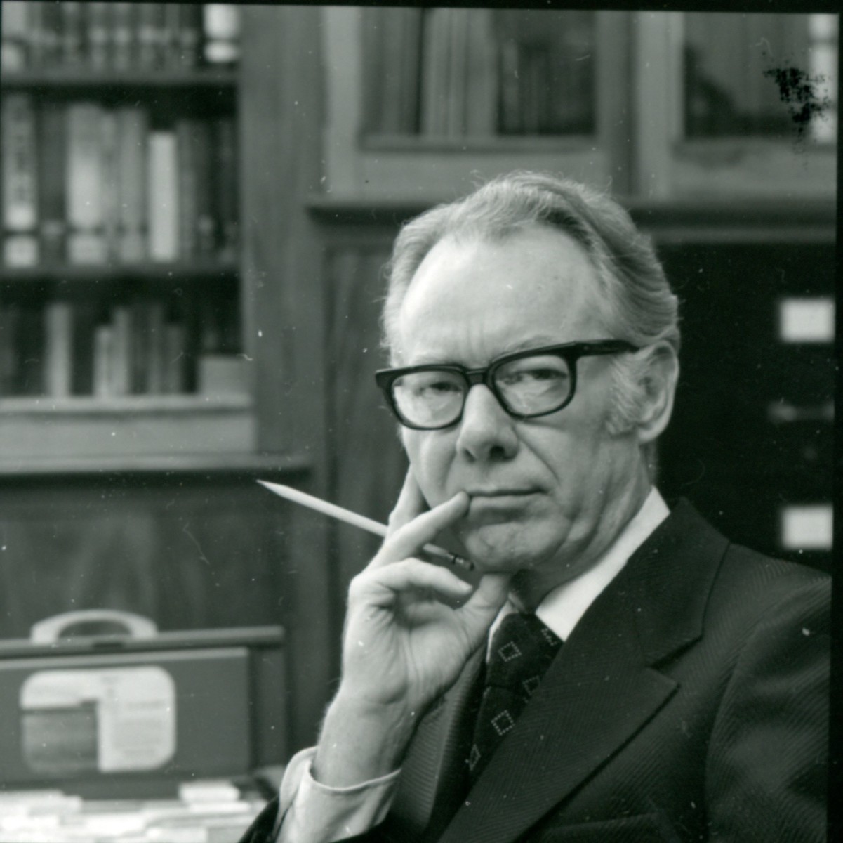 ESDA | Wood, Kenneth H., Jr. (1917–2008)